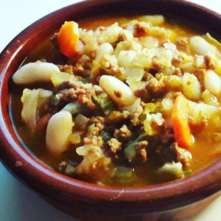 Sopa Italiana de vegetales y carne con alubias y repollo